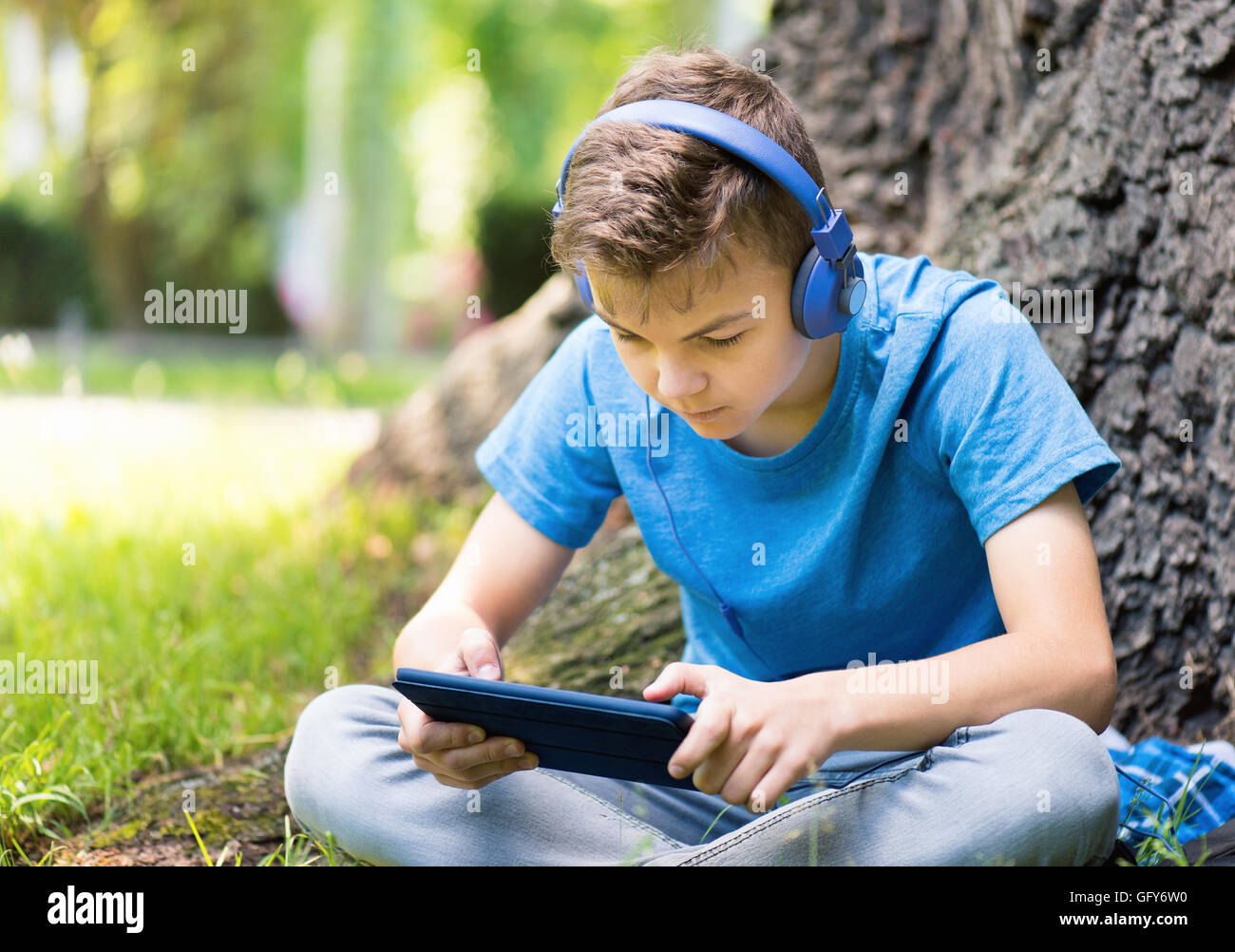 Child tablet computer smiling hi-res stock photography and images - Alamy