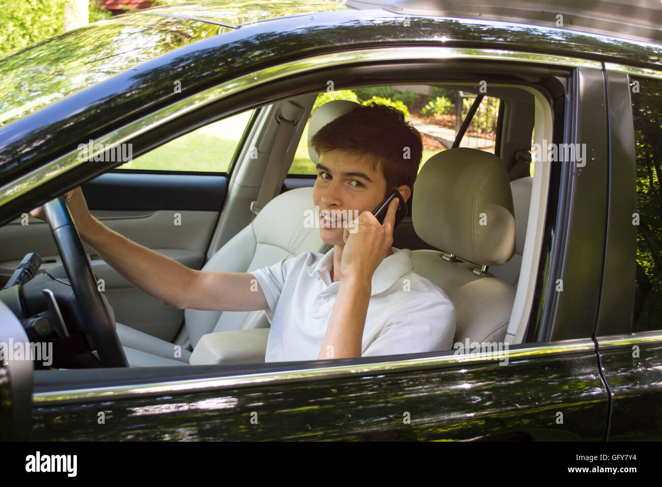 Driving while on the phone hi-res stock photography and images - Alamy