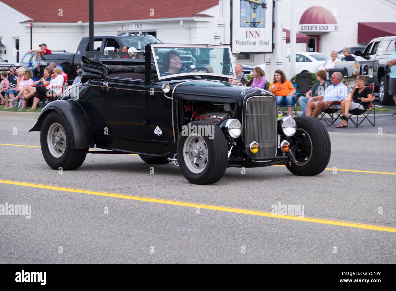 Vintage Ford Hot-Rod in the 2016 Annual Cruz-In Parade through ...