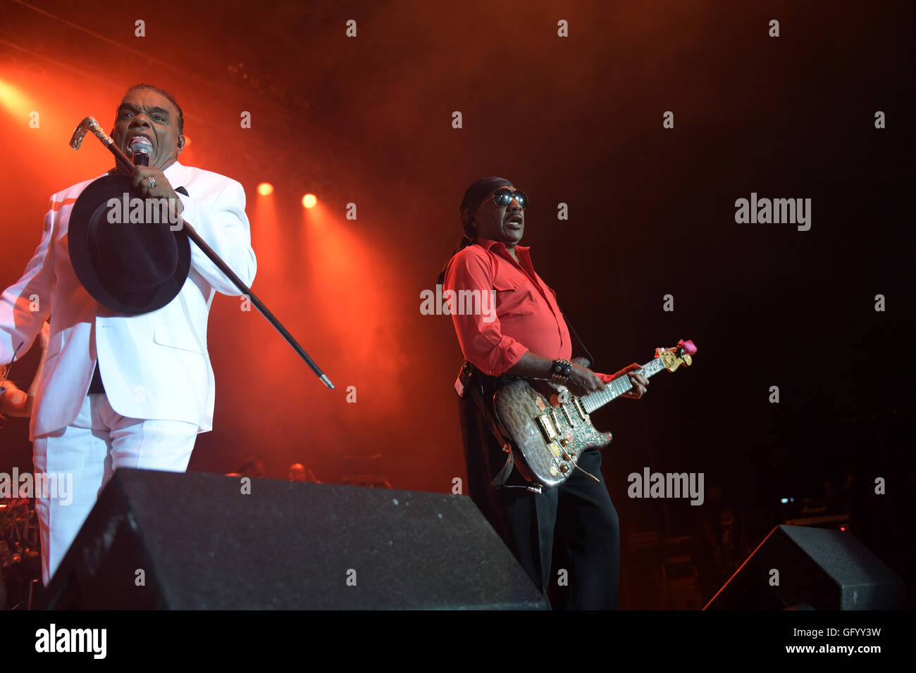 The isley brothers perform hi-res stock photography and images - Alamy