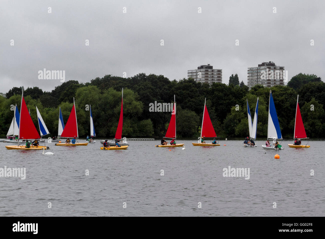 London,UK. 2nd August 2016. Sailing dinghies take to the water on ...