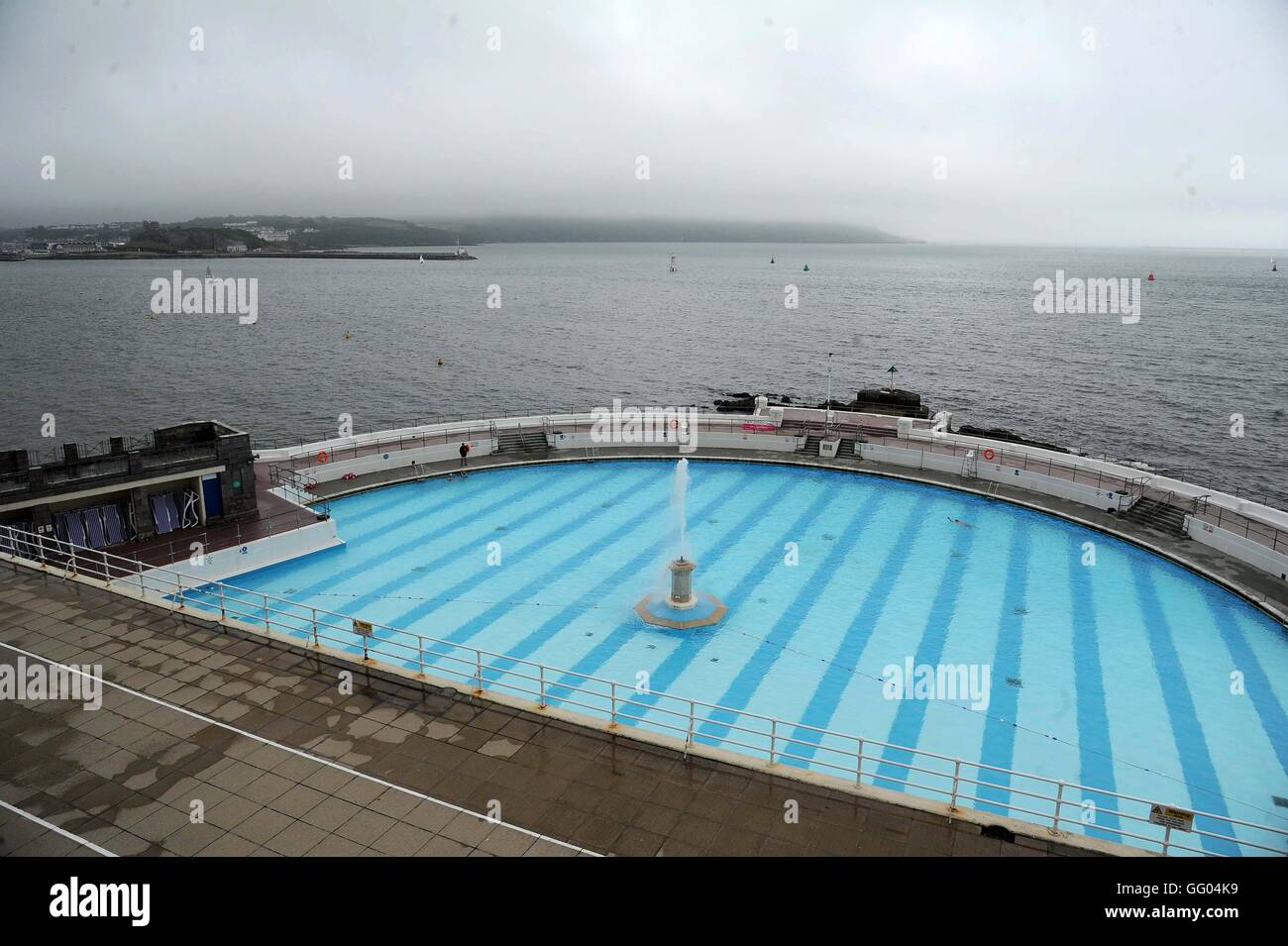 Empty swimming pool plymouth hoe hi-res stock photography and images ...
