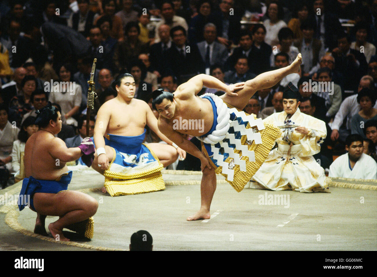 File sumo champion chiyonofuji dies hi-res stock photography and images ...