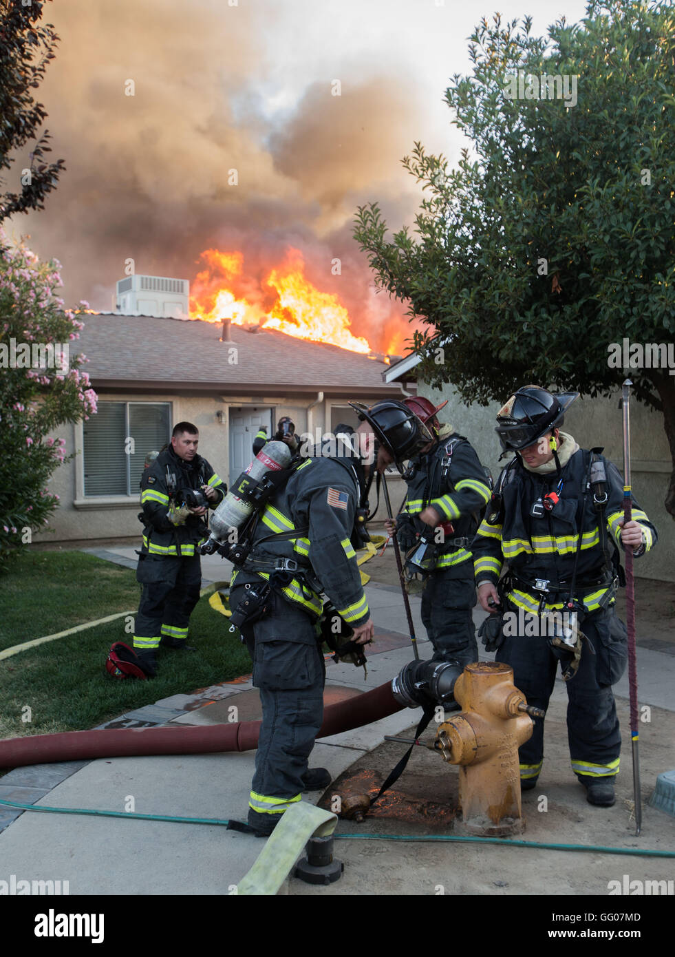 Ceres, CA, USA. 2nd Aug, 2016. Firefighters set up a water line to ...