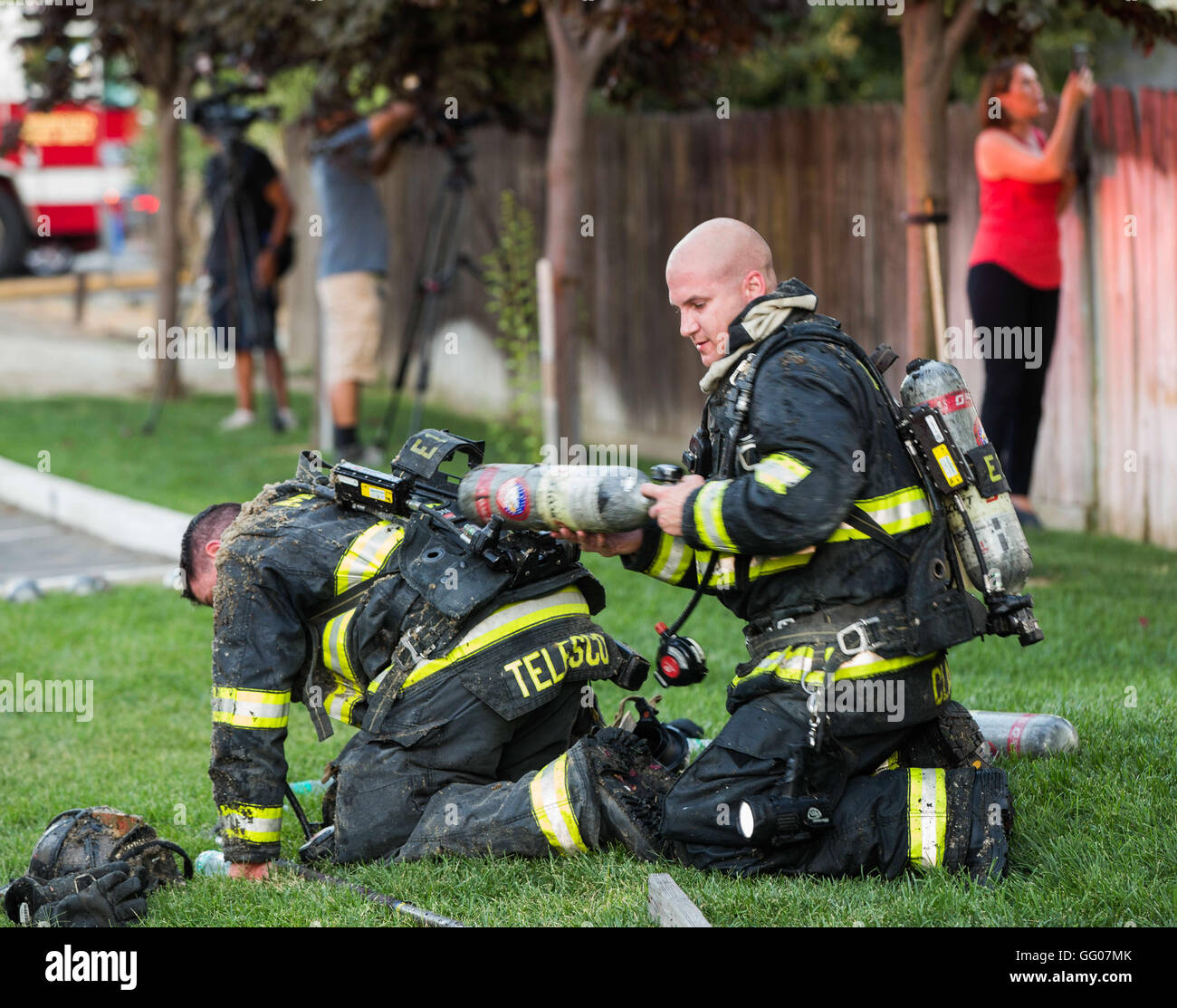Ceres, CA, USA. 2nd Aug, 2016. Firefighters replace their air tanks for ...