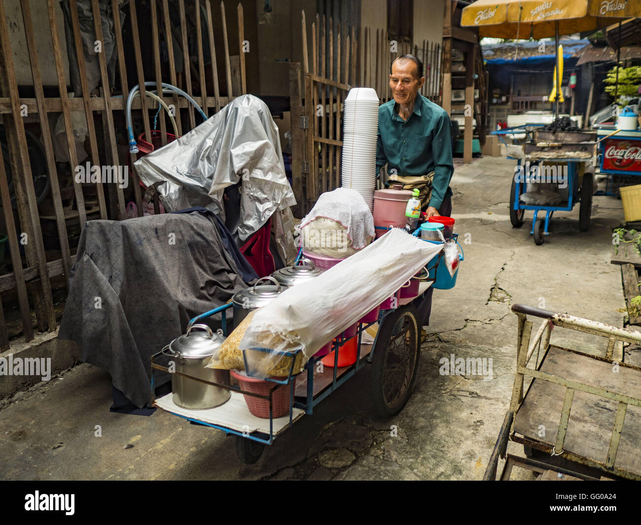 Bangkok, Bangkok, Thailand. 3rd Aug, 2016. A man who lives in the Pom ...