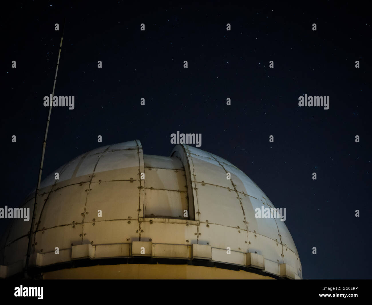 Observatory in the night sky and see the stars Stock Photo - Alamy