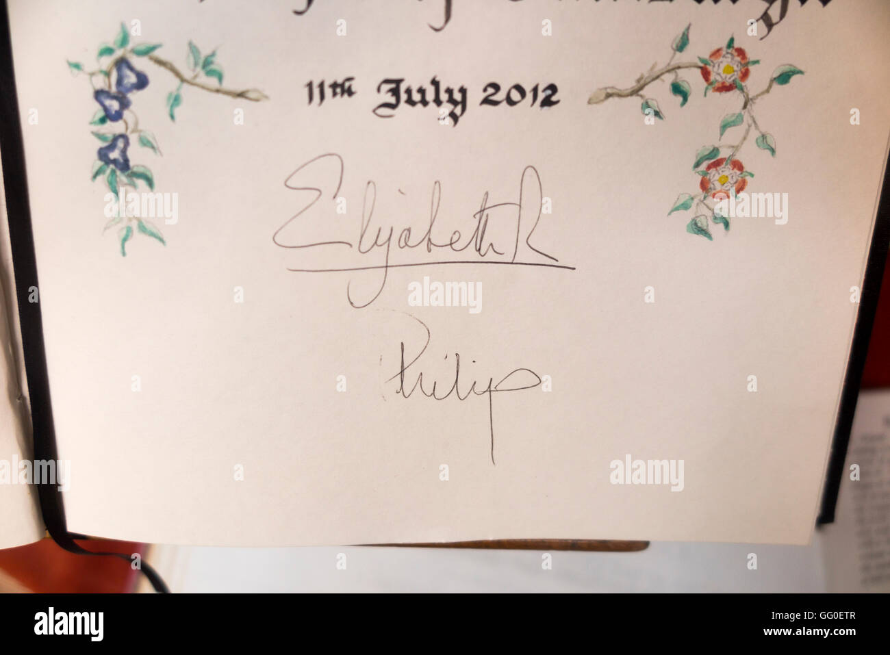 Autograph / signatures / signature of Queen Elizabeth & Prince Philip ...