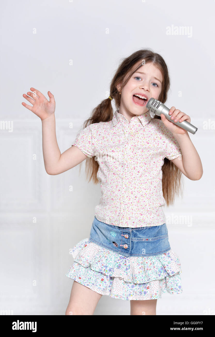 cute little girl singing Stock Photo - Alamy