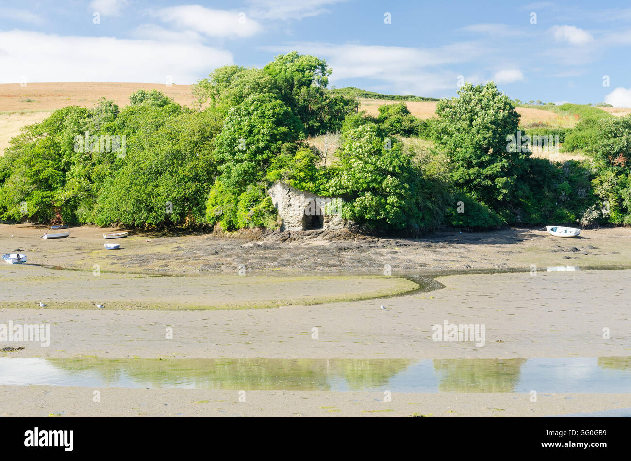 Old lime kiln at low tide in Batson Creek near Salcombe in Devon Stock ...