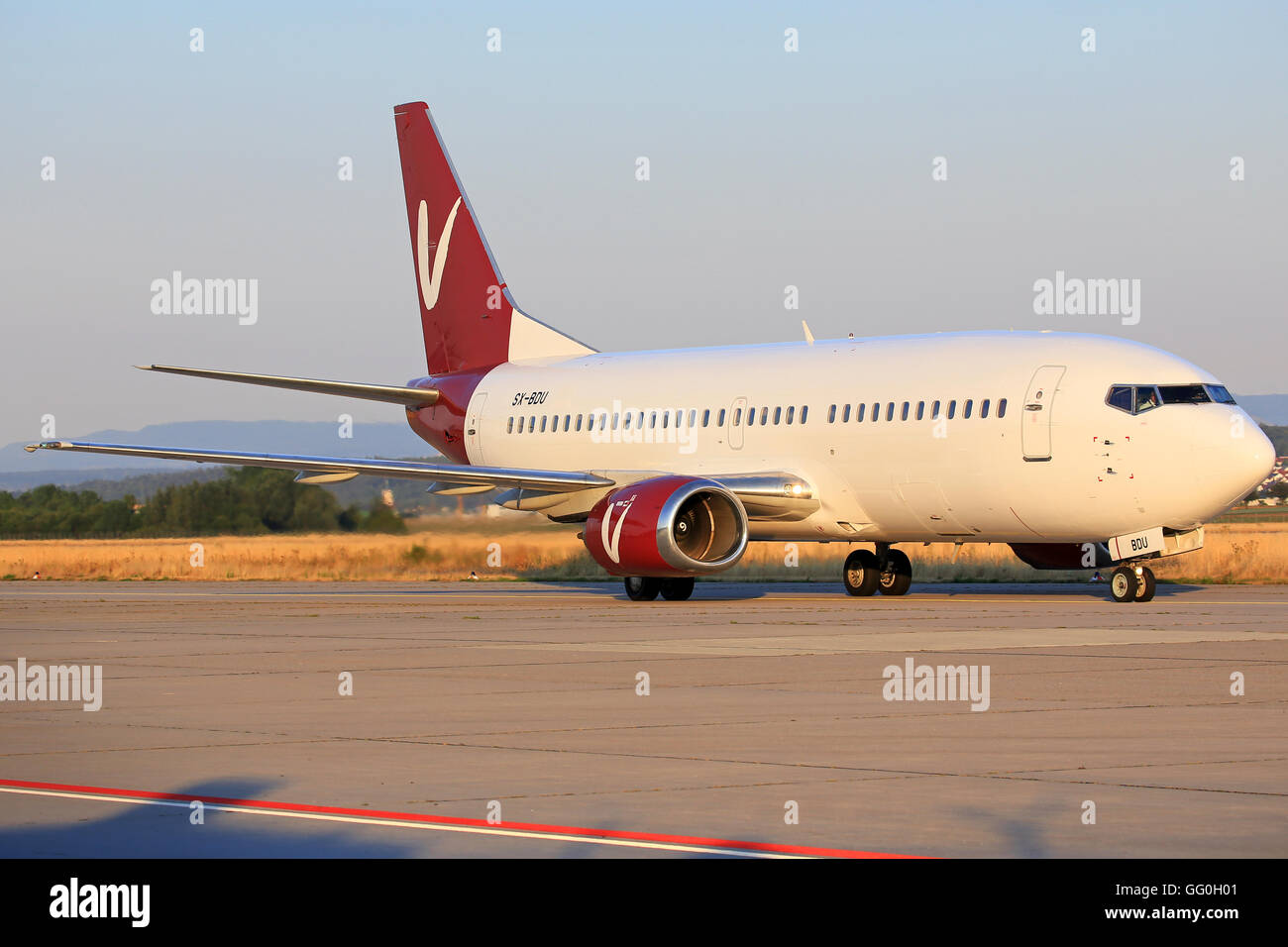 737 red hi-res stock photography and images - Alamy