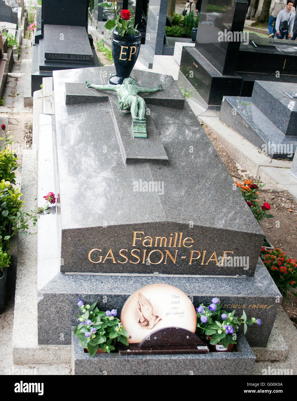Grave of iconic French singer Édith Piaf at Père Lachaise Cemetery in ...