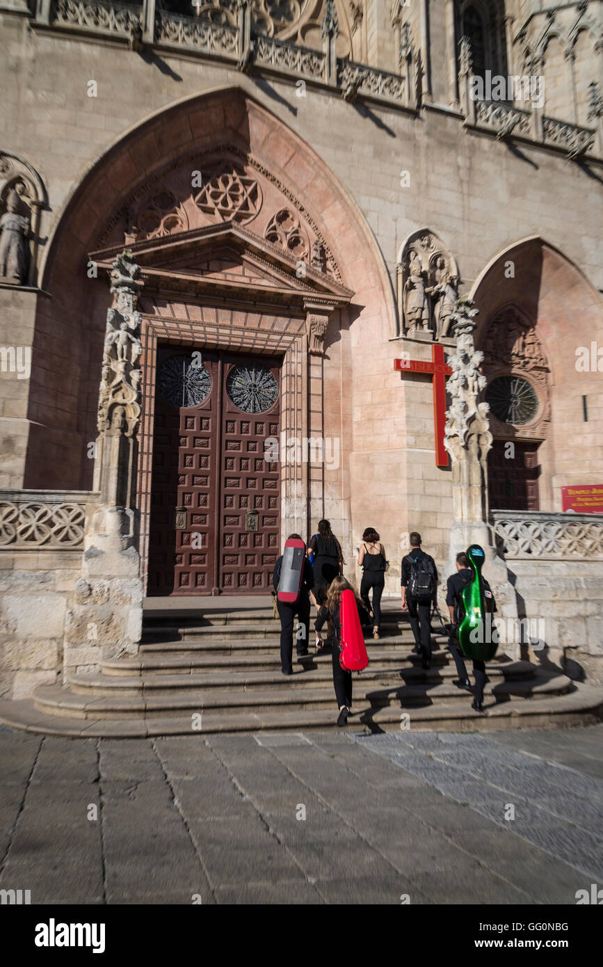 Back of musicians hi-res stock photography and images - Alamy