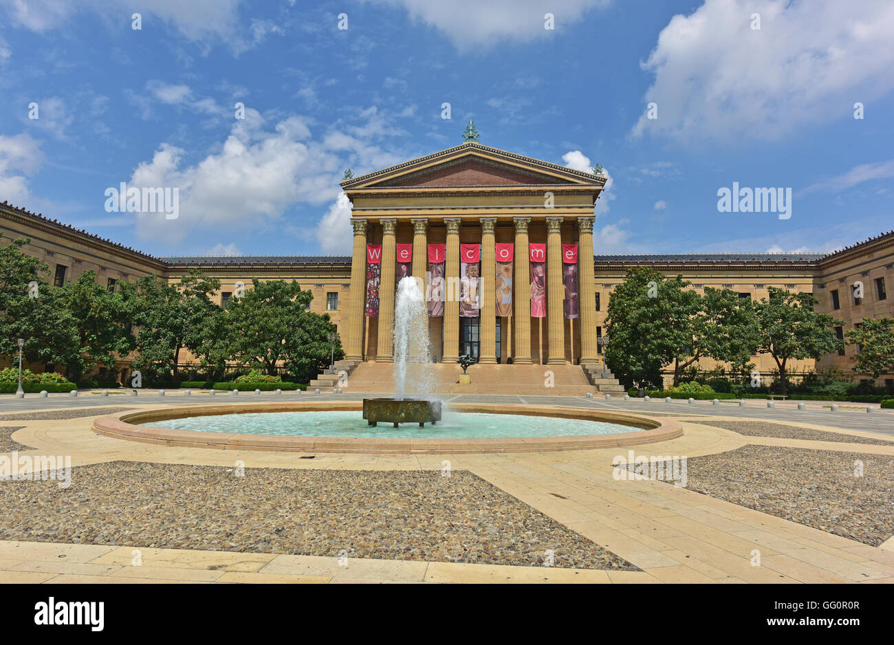 Philadelphia Museum of Art entrance with plaza and fountain Stock Photo ...