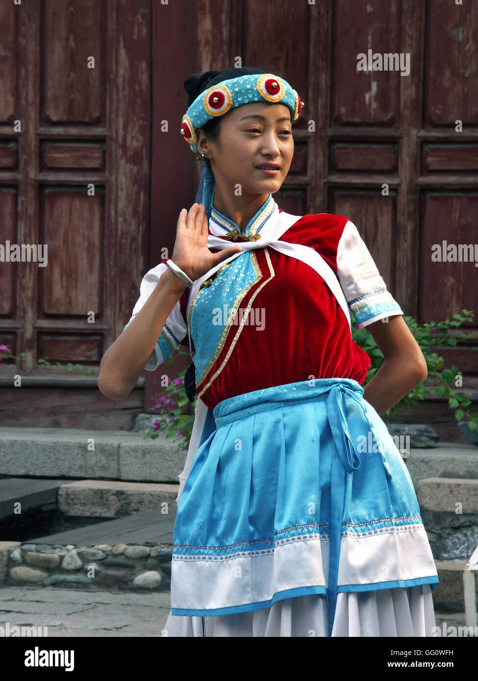 Naxi girl dancing chinese hi-res stock photography and images - Alamy
