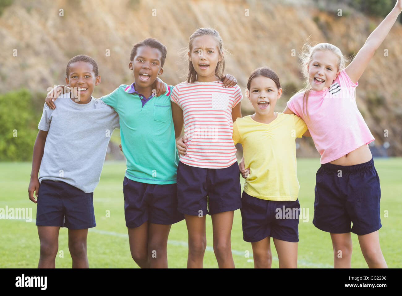 Kids standing grass hi-res stock photography and images - Alamy