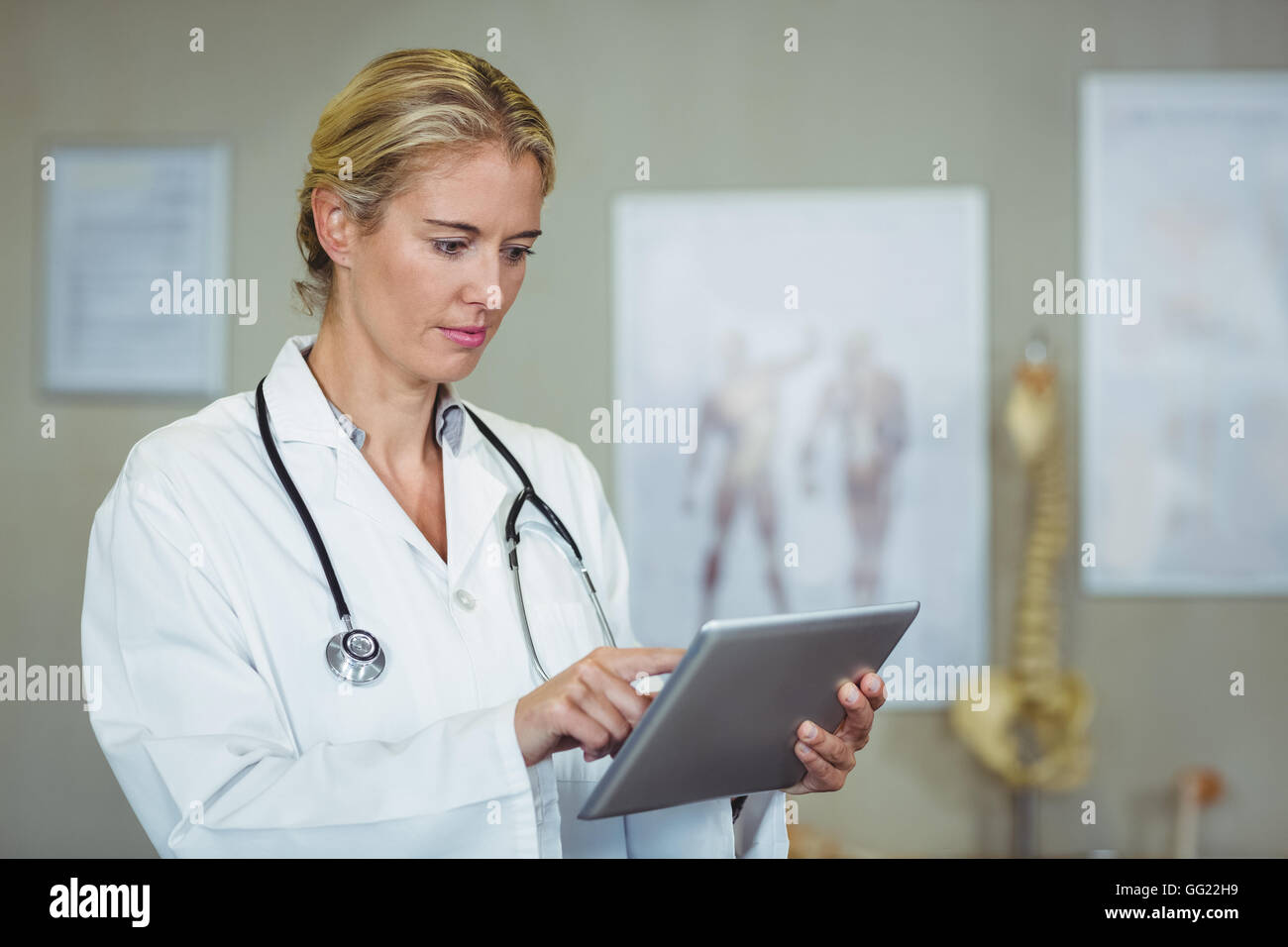 Female physiotherapist tablet computer hi-res stock photography and ...
