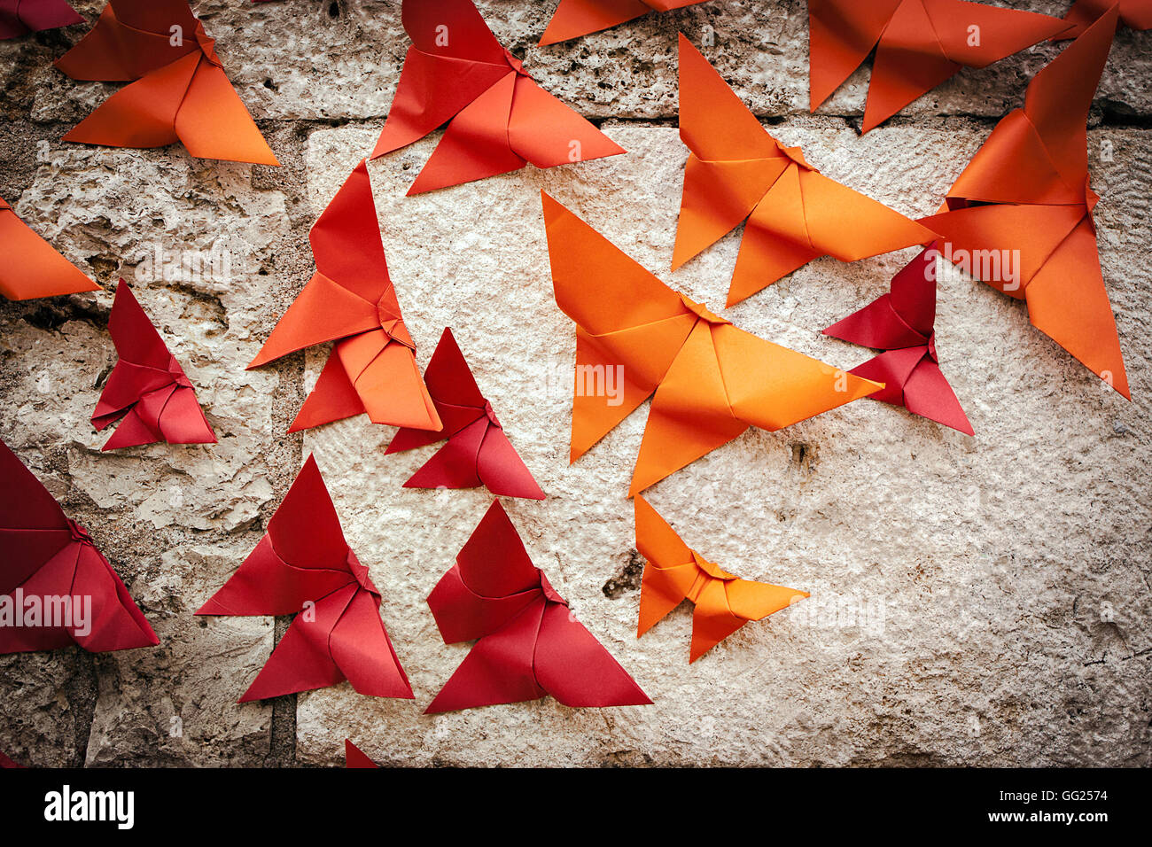 Red bird origami hi-res stock photography and images - Alamy