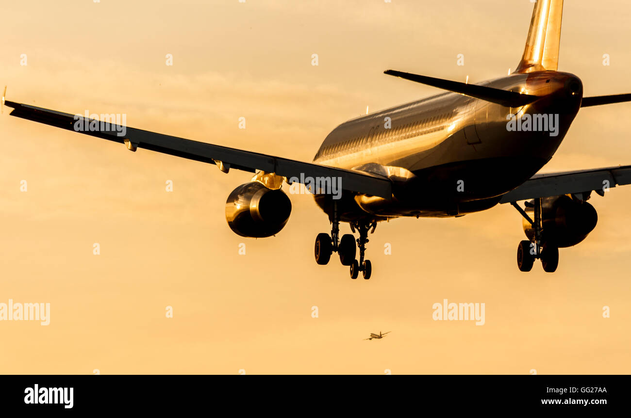 Landing aircraft silhouette hi-res stock photography and images - Alamy