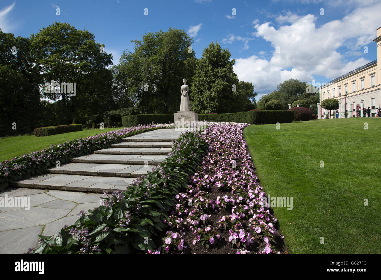 Statue of Queen Maud by Ada Madsen (1959) in the grounds of the Royal ...
