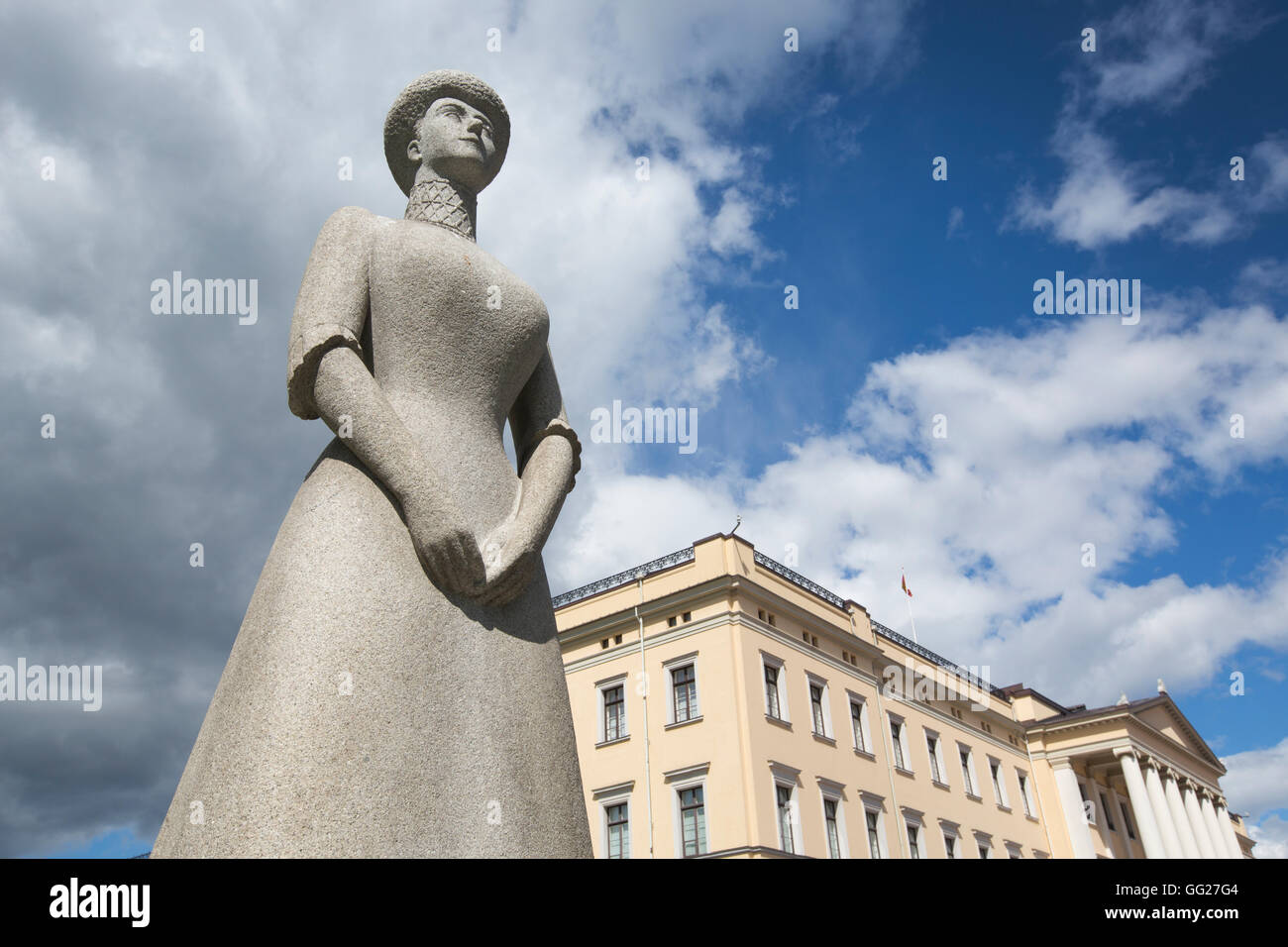 Statue of Queen Maud by Ada Madsen (1959) in the grounds of the Royal ...