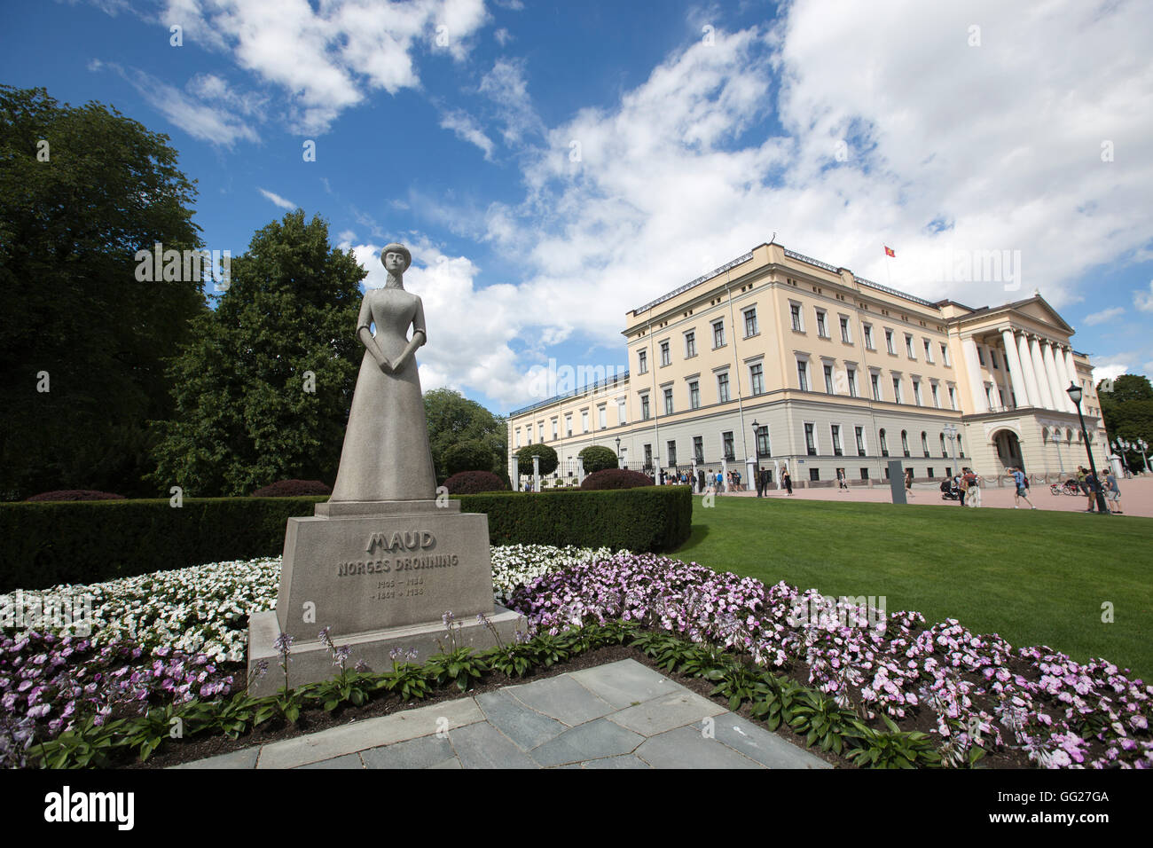 Statue of Queen Maud by Ada Madsen (1959) in the grounds of the Royal ...