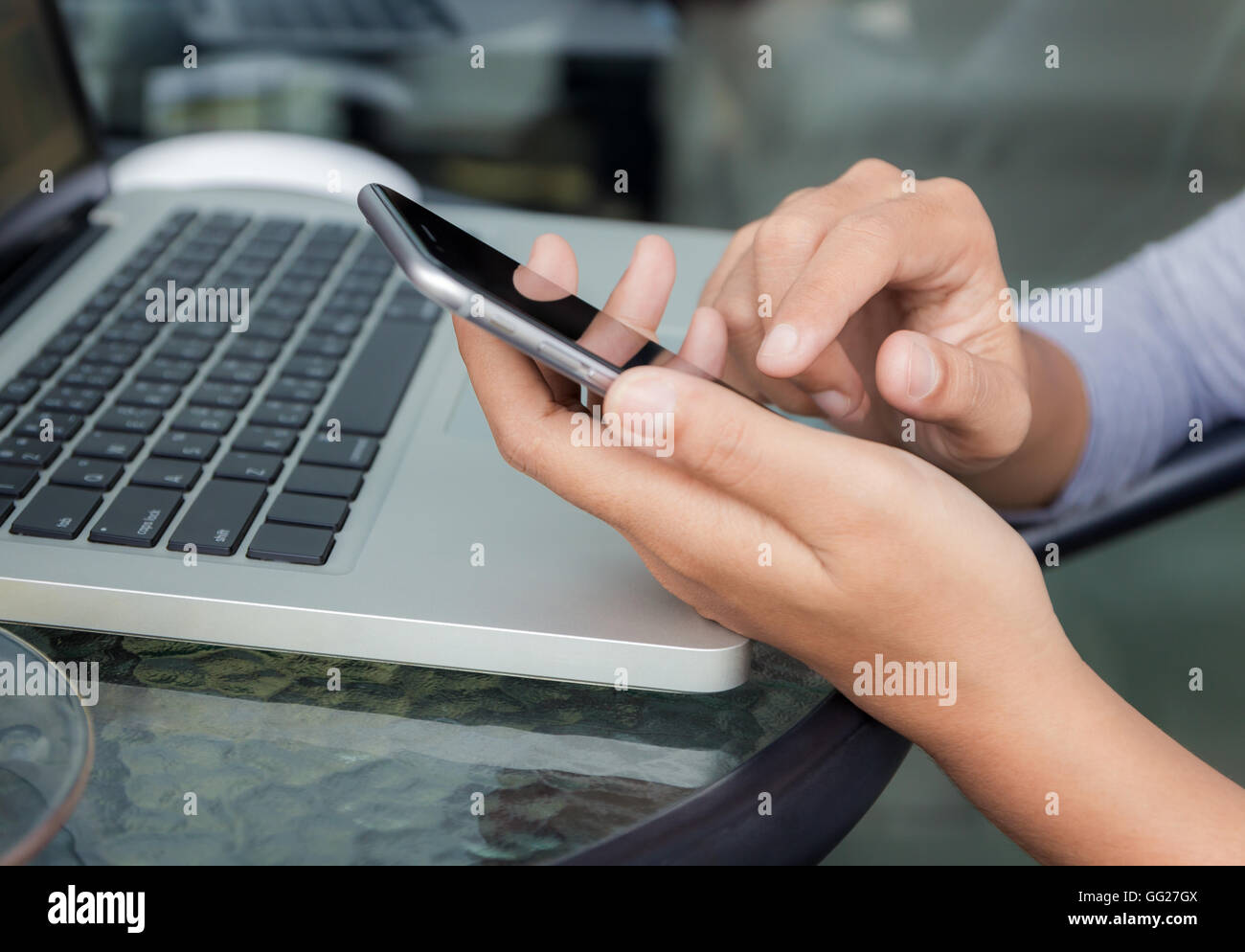 Woman holding iphone 6 hi-res stock photography and images - Alamy