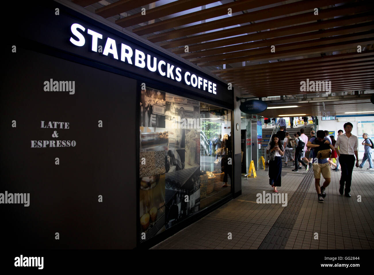 Outside a starbucks coffee shop hi-res stock photography and images - Alamy