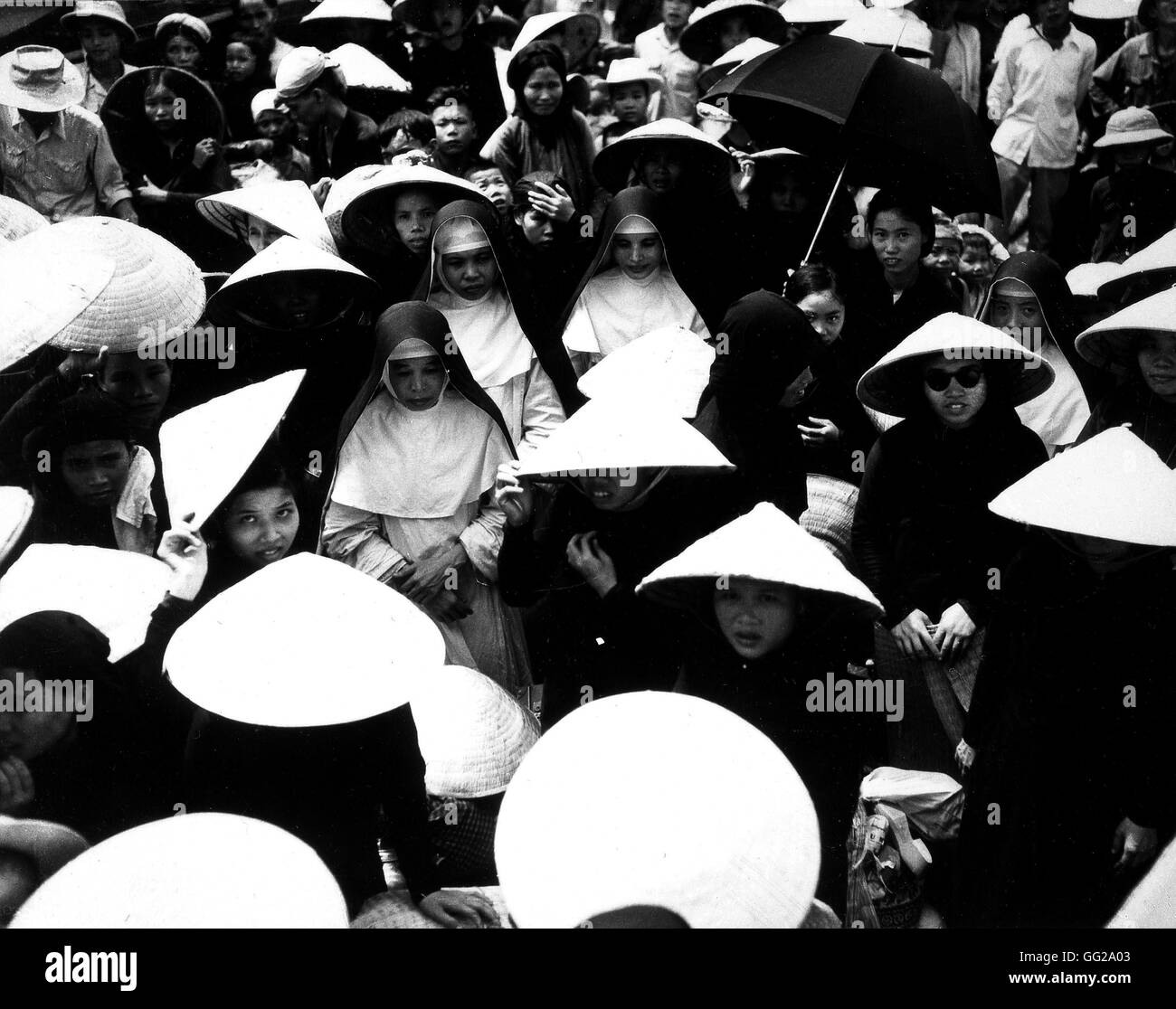 Vietnamese refugees before their evacuation October 1954 War in ...