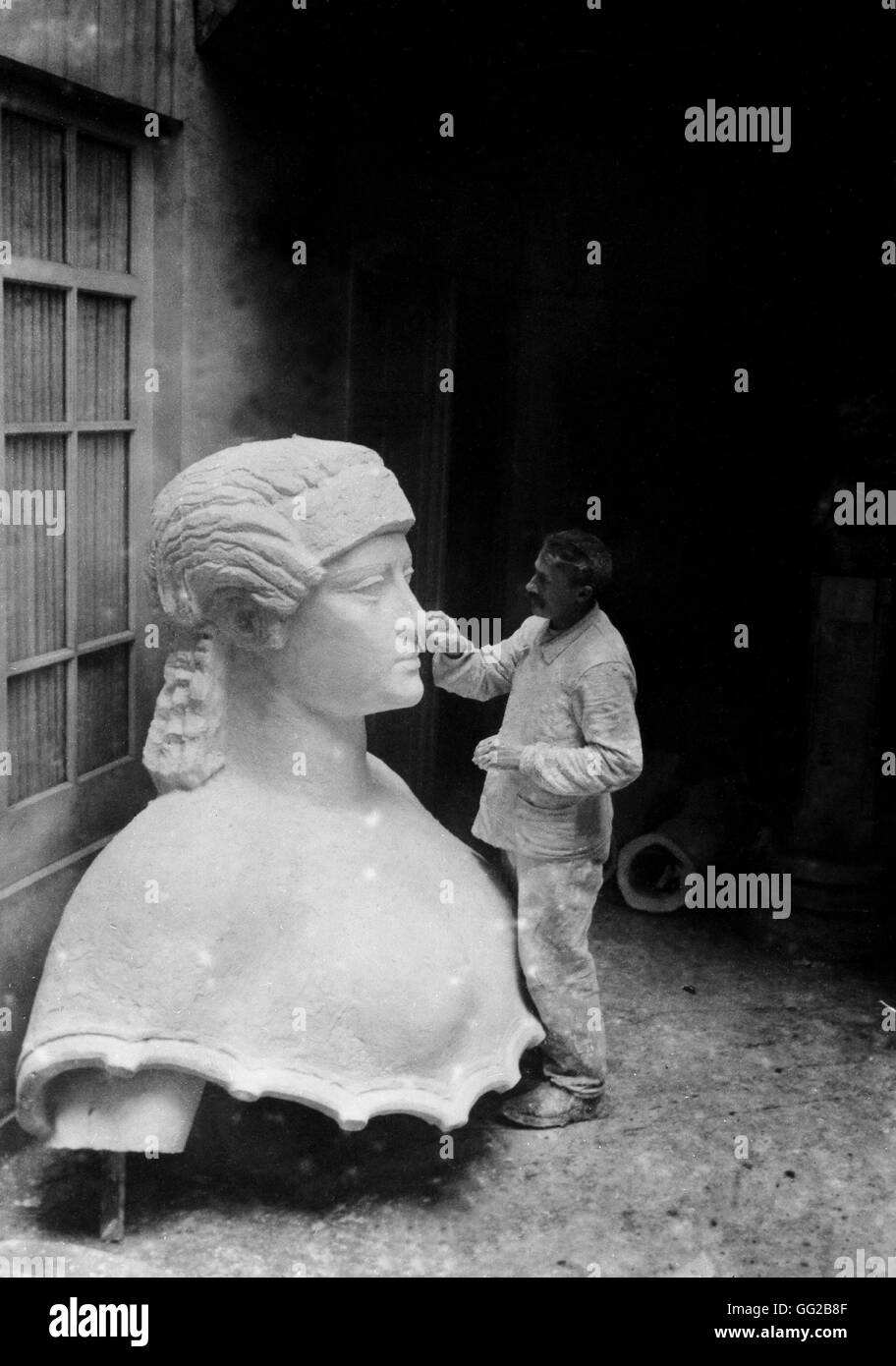 Touching up the head of the statue that embodies the victory, Paris ...
