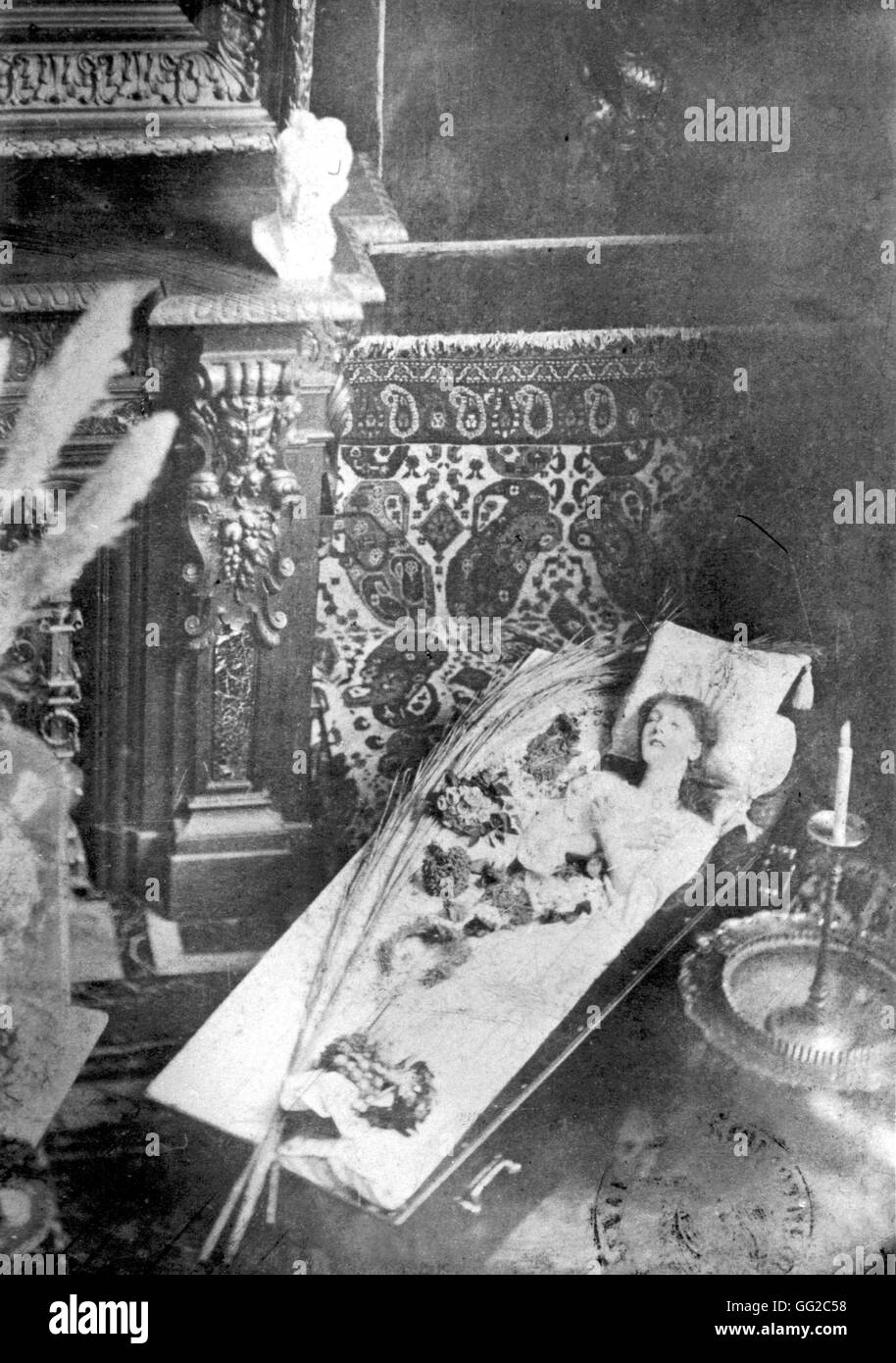 Sarah bernhardt in her coffin 20th century france paris hi-res stock ...