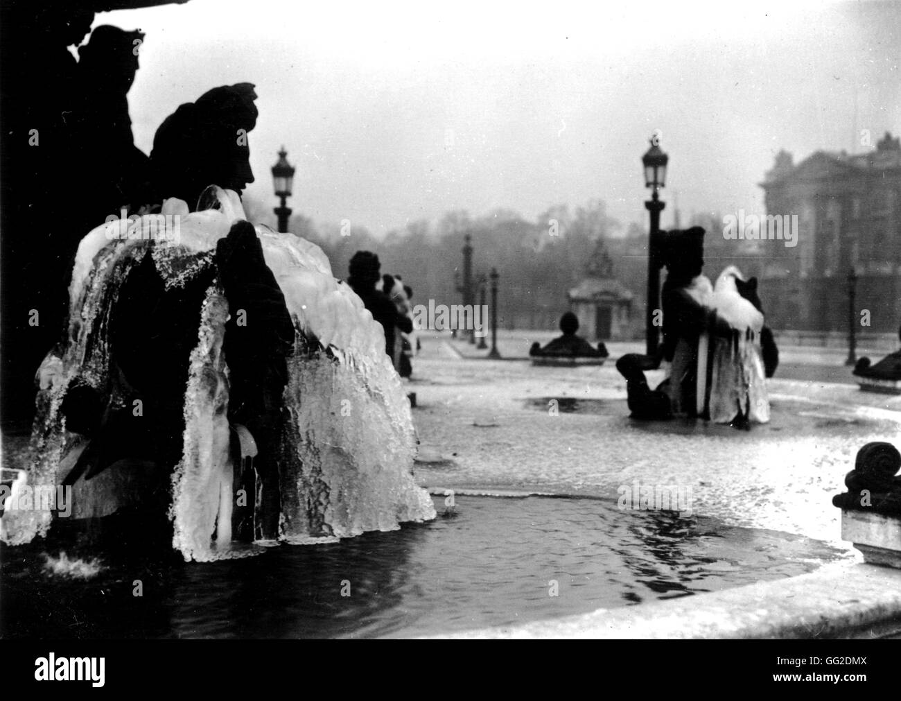 Frozen fountains of the Concorde square in Paris February 1917 France ...