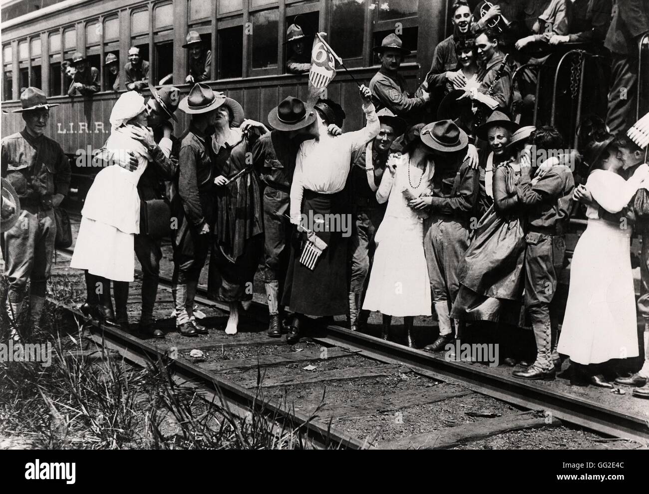Women saying goodbye to the 69th regiment soldiers 1917-1918 United ...