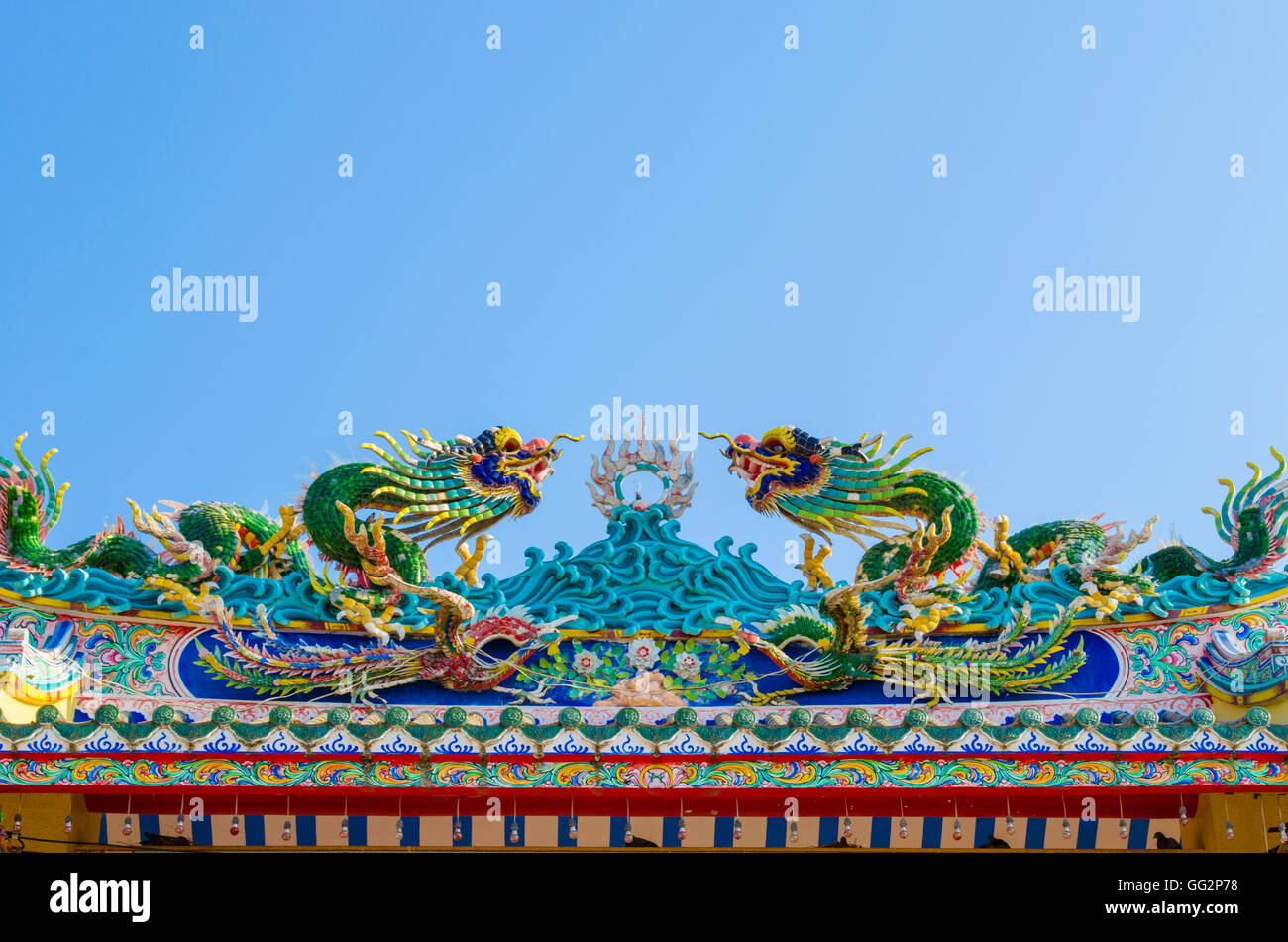 arched entrance of Chinese shrine dragon statue Stock Photo - Alamy
