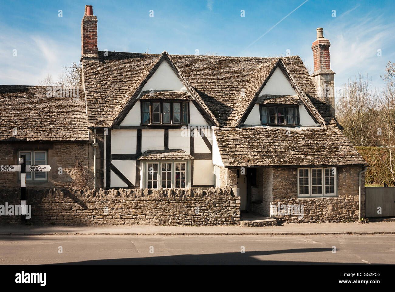 Old english stone cottage hi-res stock photography and images - Alamy