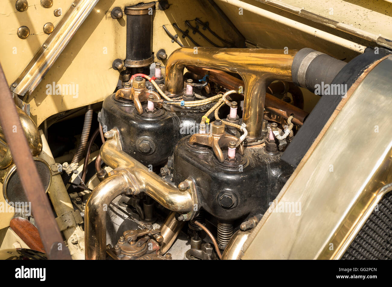Old internal combusion engine fitted to a British Belsize automobile ...