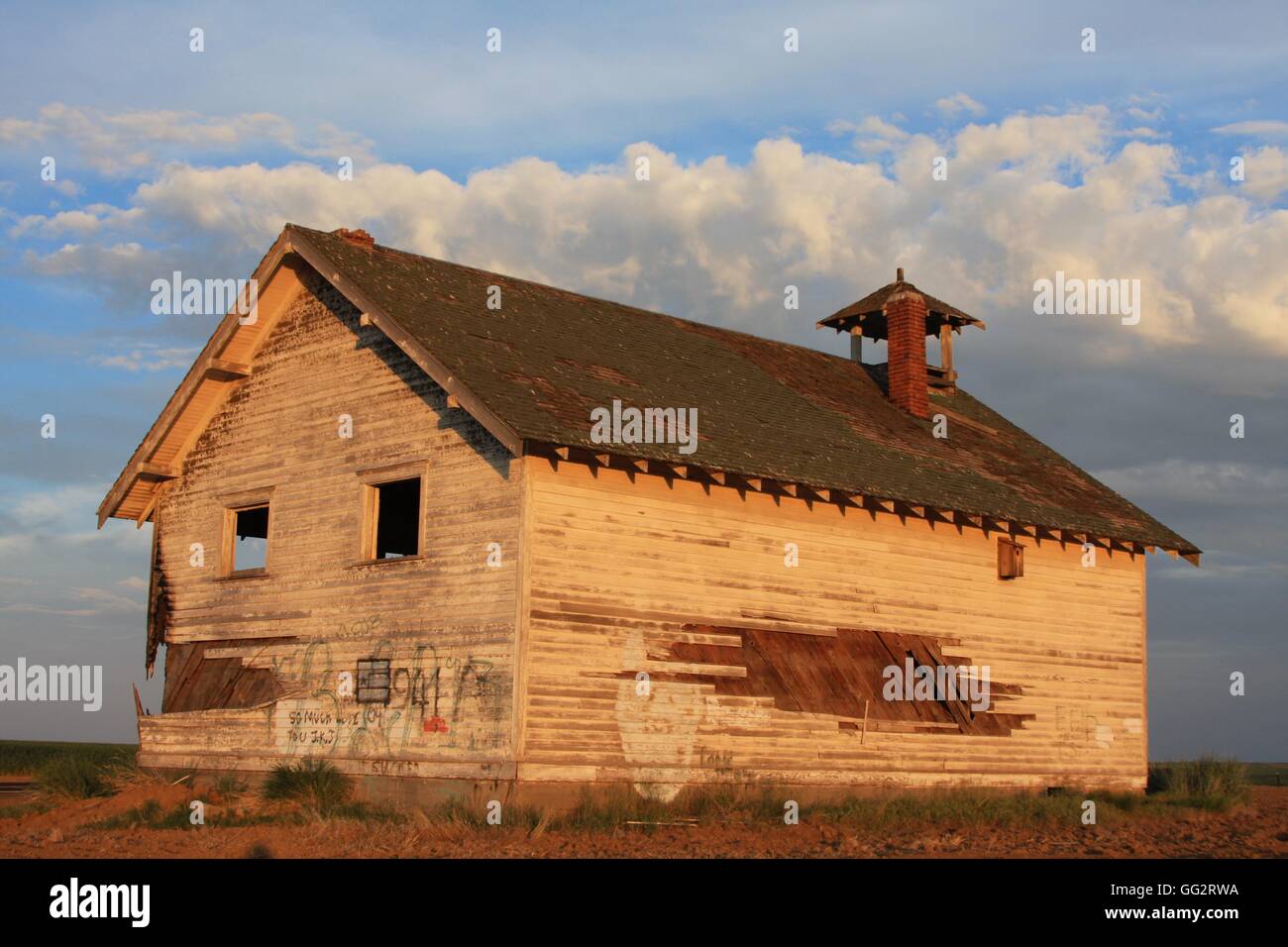 Deserted farm building by the roadside in rural Washington state, USA ...
