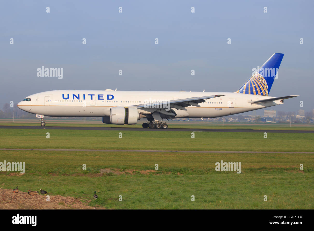 Boeing 767 cockpit hi-res stock photography and images - Alamy