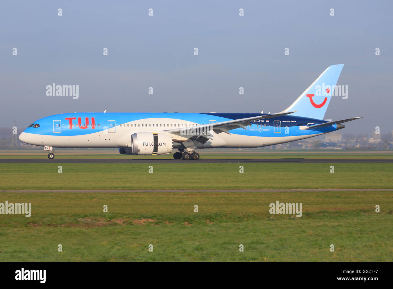 Tui boeing 787 hi-res stock photography and images - Alamy