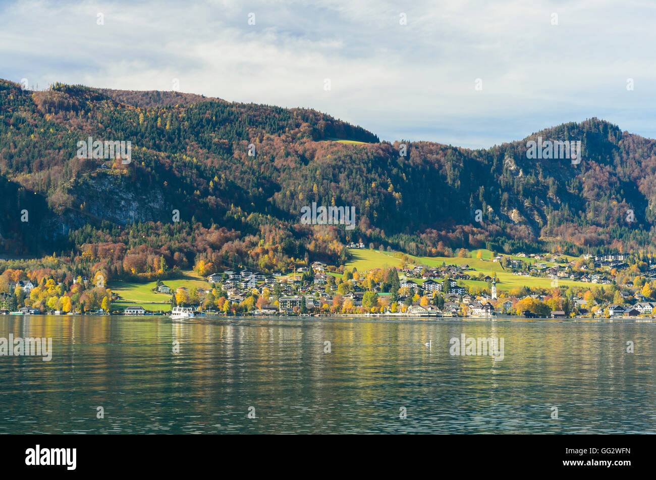 Sankt Gilgen: lake Wolfgangsee, view to St. Gilgen, Austria, Salzburg ...
