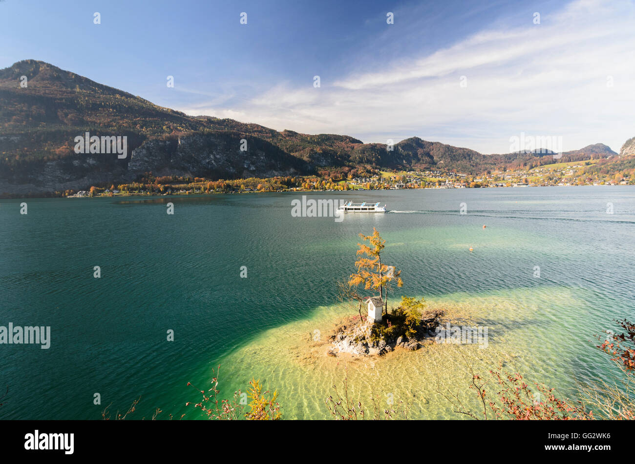 Sankt Gilgen: lake Wolfgangsee, view to St. Gilgen, in water the ...