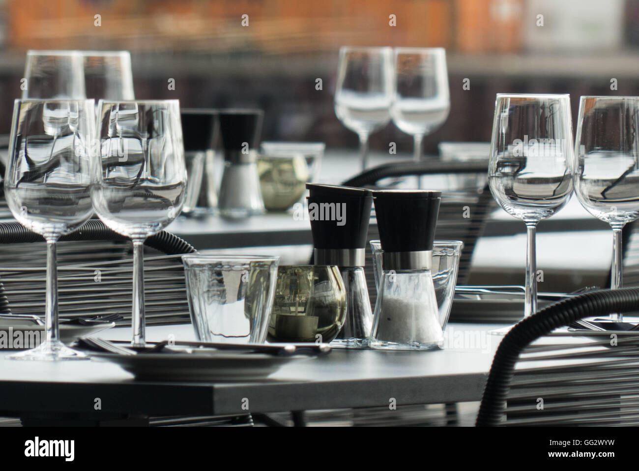 Empty dining table hi-res stock photography and images - Alamy