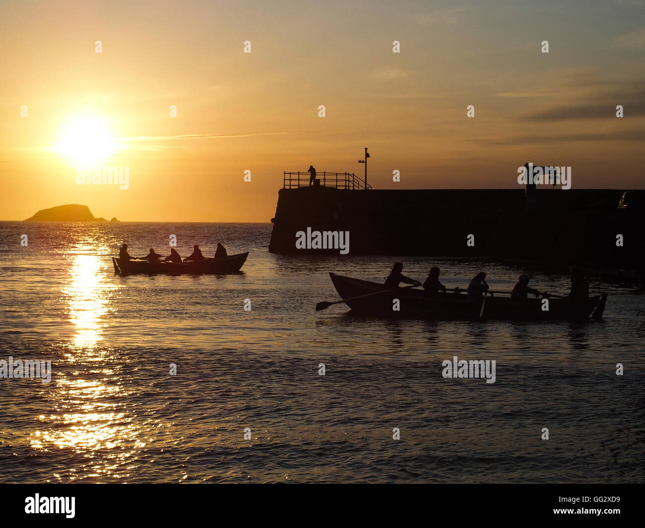 Rowing at sunset hi-res stock photography and images - Alamy