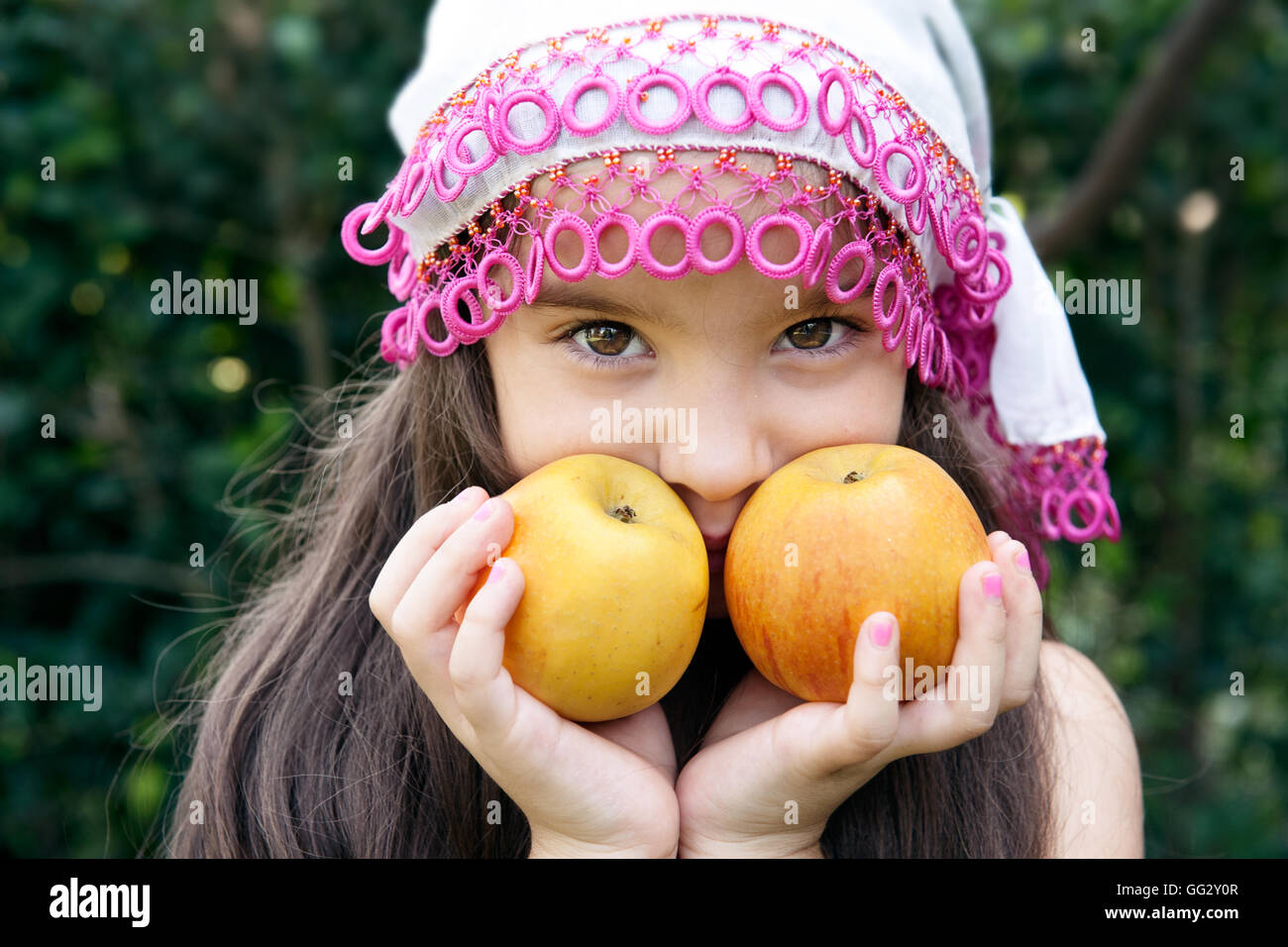 Girls apples hi-res stock photography and images - Alamy