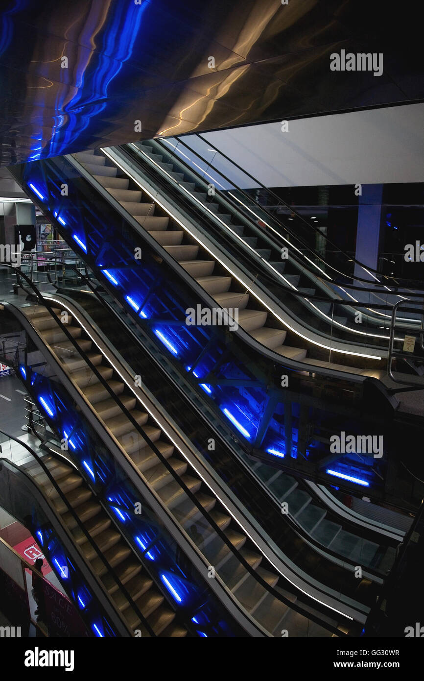 Escalators shopping mall hi-res stock photography and images - Alamy