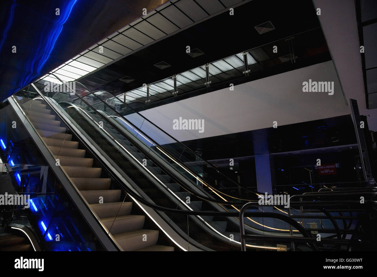 Escalators shopping mall hi-res stock photography and images - Alamy