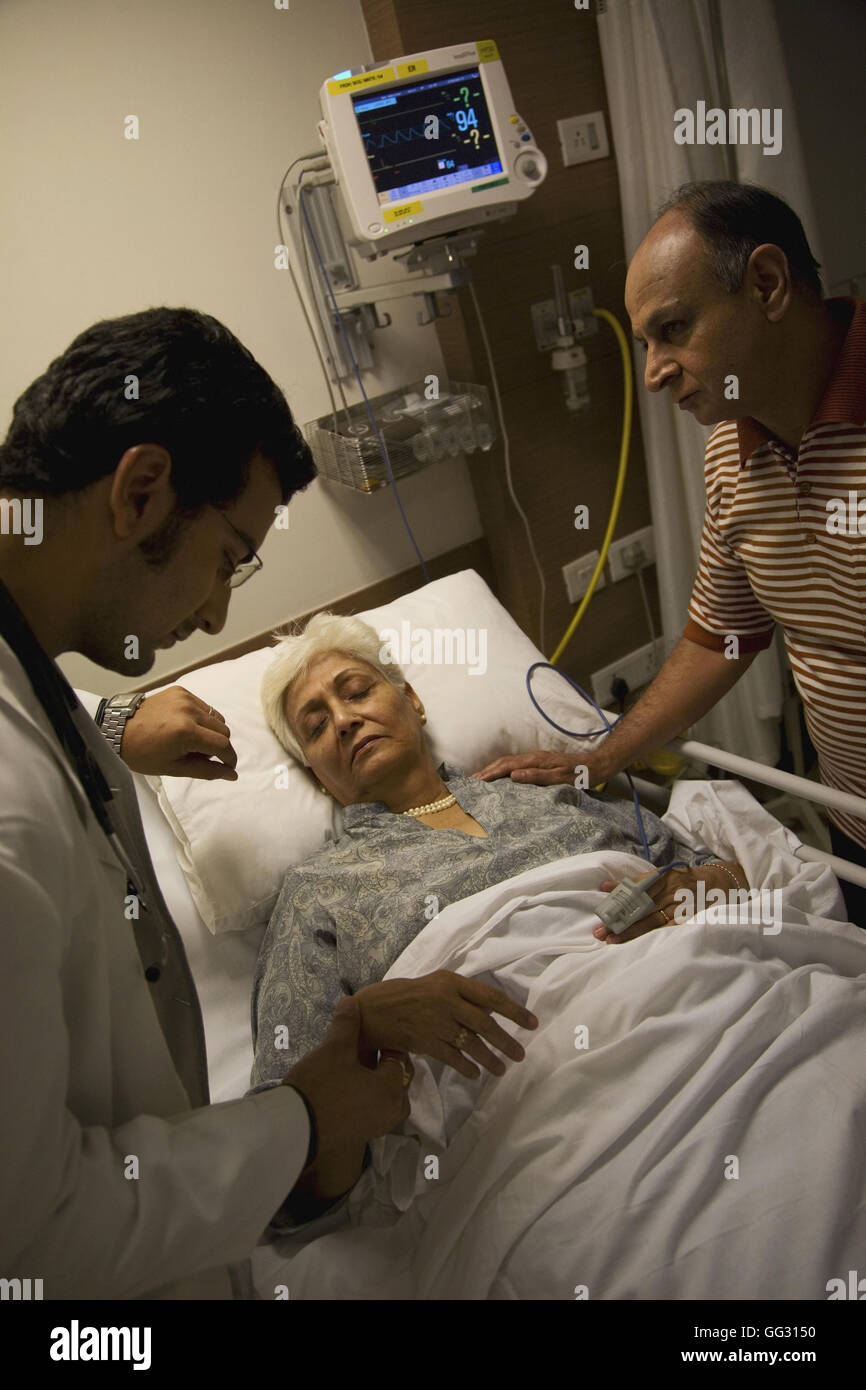 Doctor checking patient's pulse Stock Photo - Alamy Doctor checking patient's pulse Stock Photo - Alamy