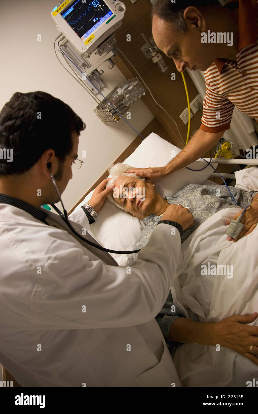 Doctor checking patient's heartbeat Stock Photo - Alamy