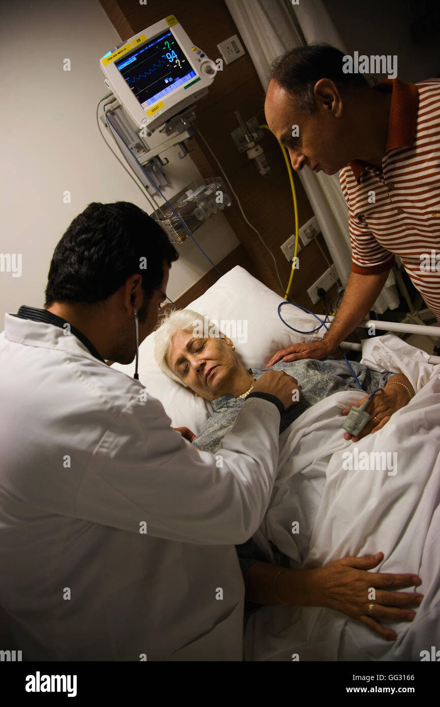 Doctor checking patient's heartbeat Stock Photo - Alamy