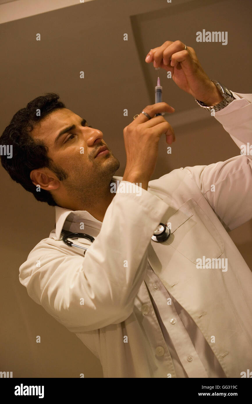 Doctor filling up a syringe Stock Photo - Alamy